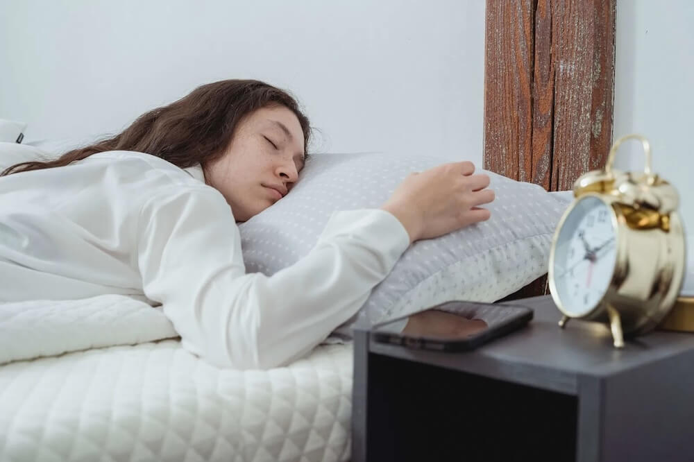 How long is a sleep cycle and what happens in each sleep phase?